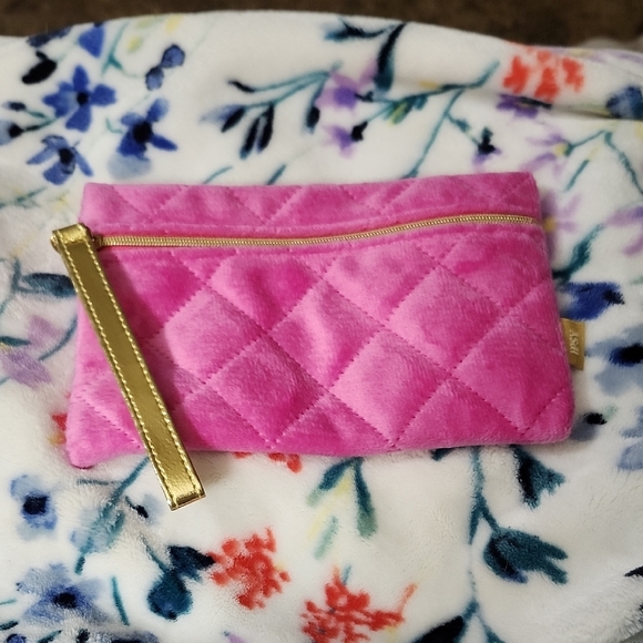 ipsy | Bags | Ipsy Pink Plush Quilted Cosmetic Bag With Gold Accents ...
